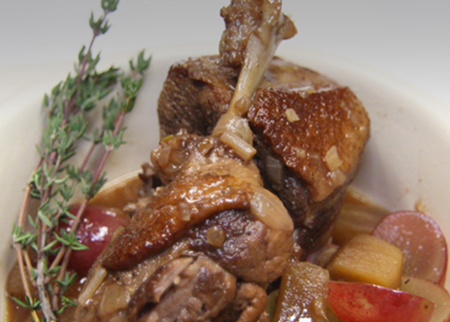 Canard braisé, pommes et raisins au pinot noir - Canards du Lac Brome