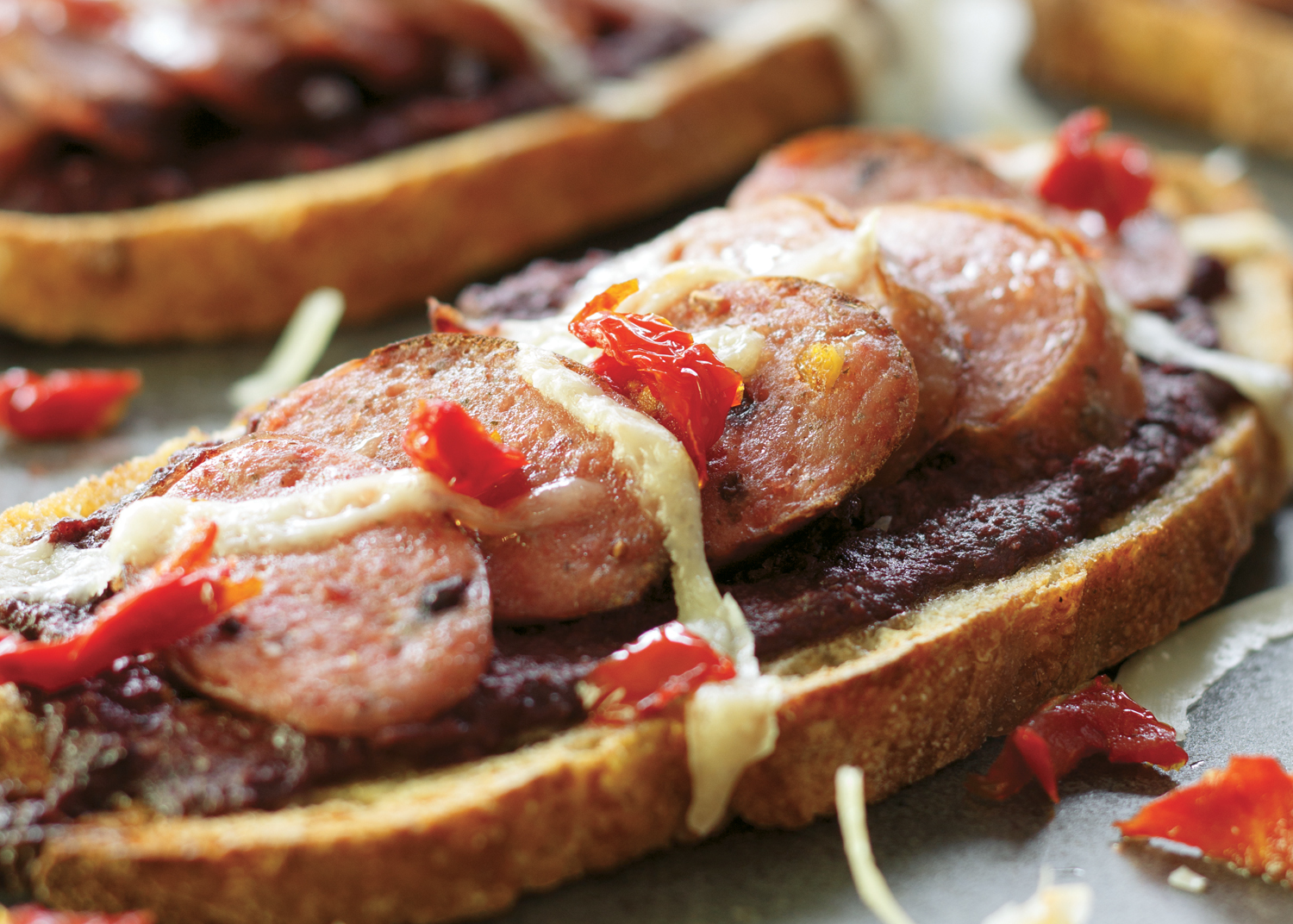 Toast de beurre de tapenade aux saucisses de canard - Canards du Lac Brome