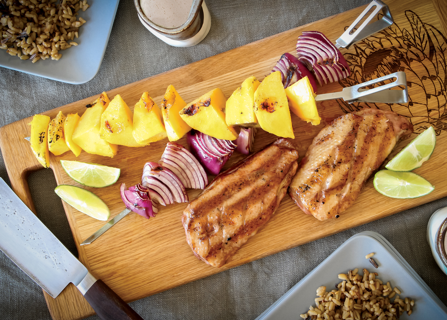 Poitrines de canard BBQ sur lit de mangues et d’oignons rouges grillés ...