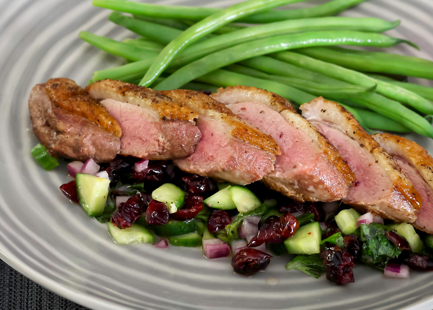 Poitrines de canard à la salsa de concombres aux canneberges - Canards ...