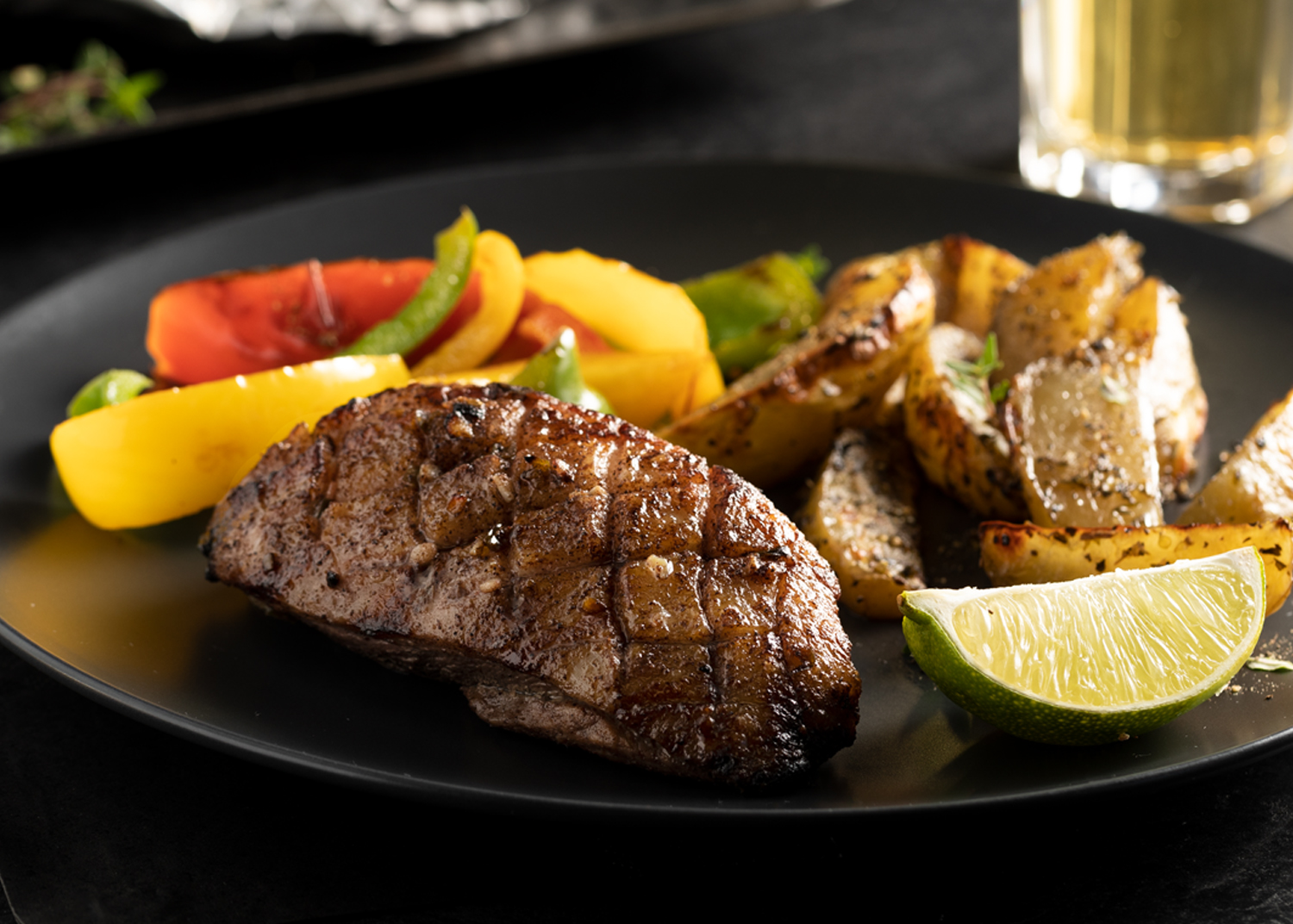 Poitrines de canard jerk et pommes de terre en quartiers - Canards du ...