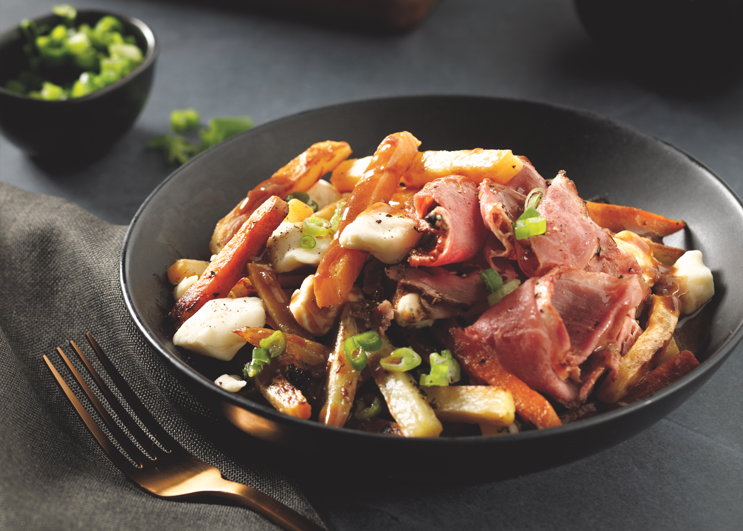 Poutine de légumes-racines au smoked meat de canard, sauce dijonnaise ...