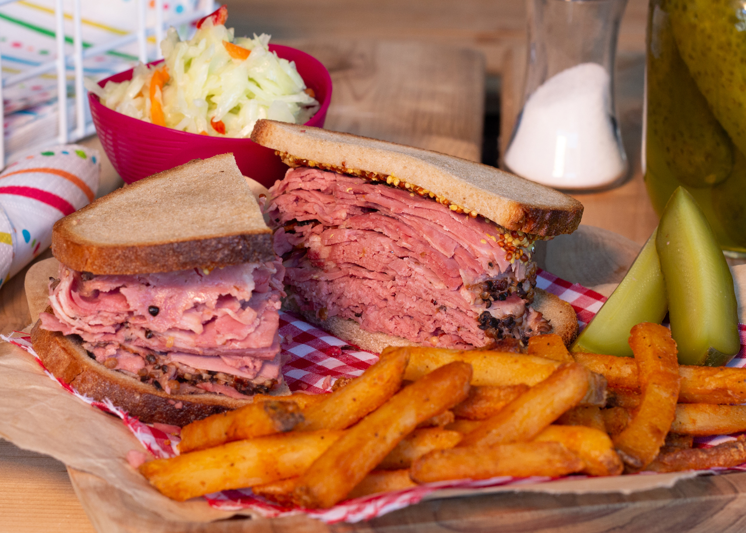 Sandwichs de viande de canard fumé avec frites sautées dans le gras ...